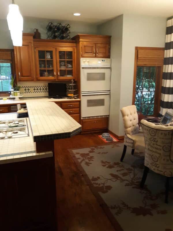 See-Through Chic: How to Style Glass Front Kitchen Cabinets - Sonata ...