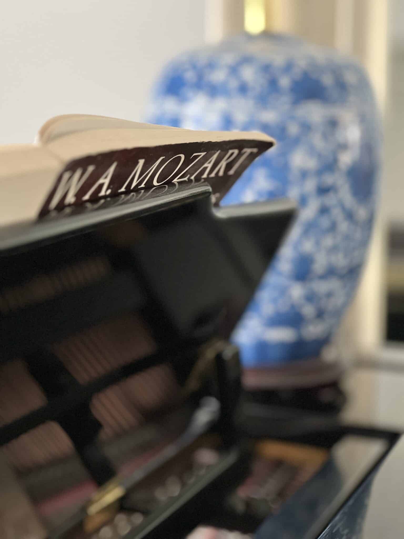 How to Decorate the Top of a Piano