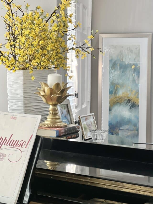 How to Decorate the Top of a Piano